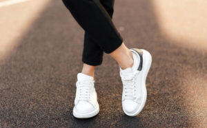 How to Style Sneakers (5 Outfit Ideas For Women)