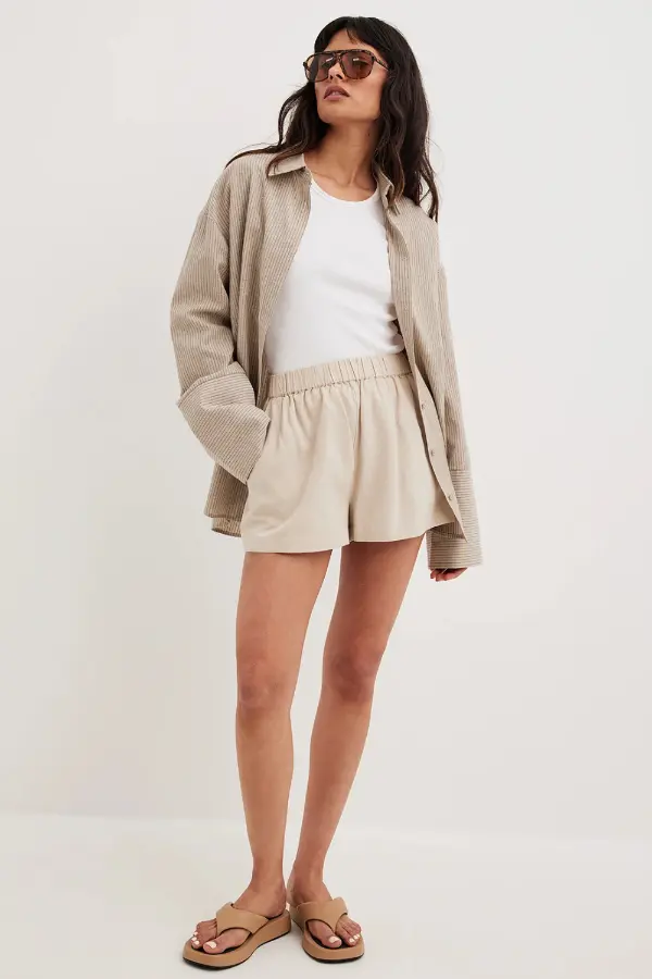 10 Chic Beige Shorts Outfit Ideas For Women