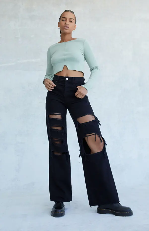 Black Distressed Jeans Outfit Ideas for Women