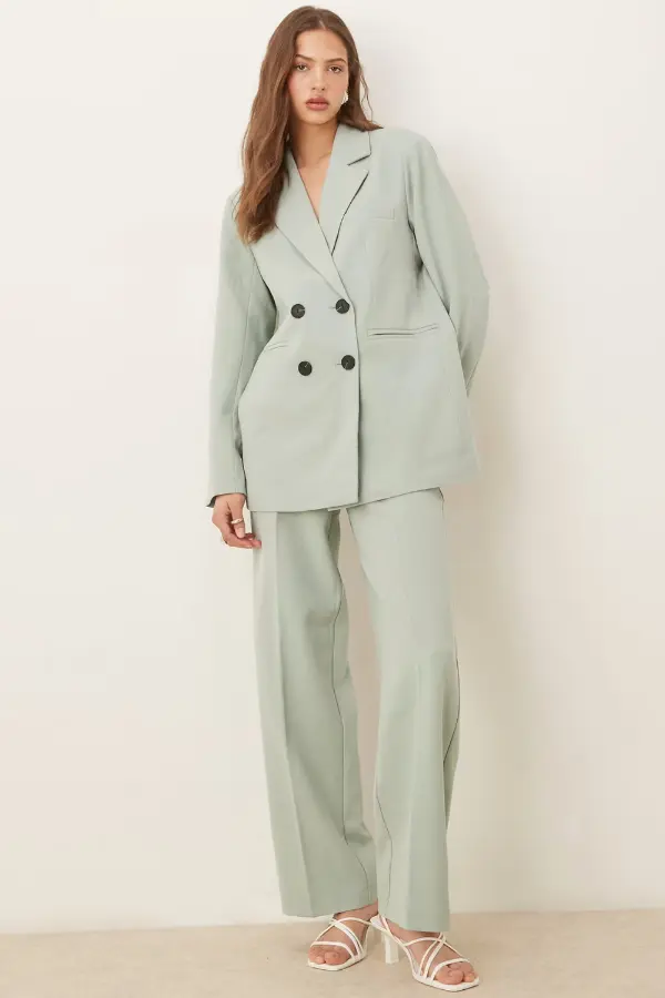 Classy, Modern Woman Suit Outfit Ideas for Day and Night