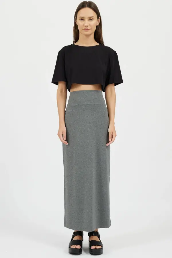 10 Stylish Long Pencil Skirt Outfits That Don’t Look Stiff