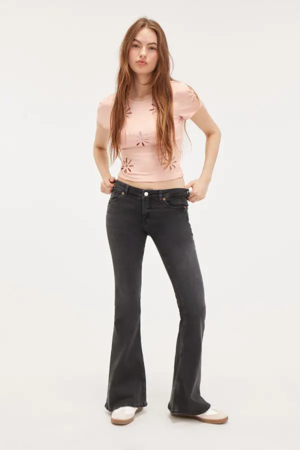 10 Low Rise Flare Jeans Outfit Ideas That Actually Look Good