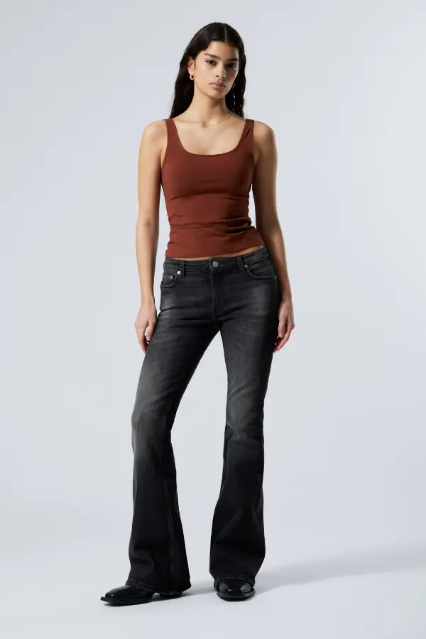 10 Low Rise Flare Jeans Outfit Ideas That Actually Look Good