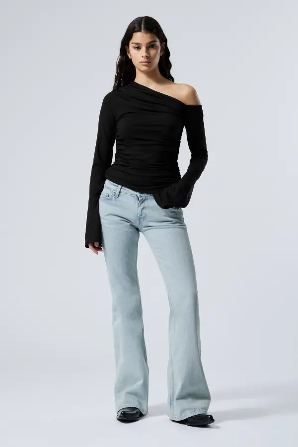 10 Low Rise Flare Jeans Outfit Ideas That Actually Look Good