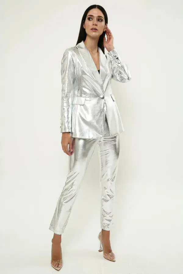 7 Cool Silver Metallic Outfit Ideas for Women