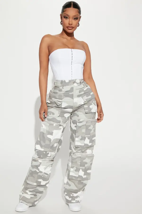 10 Camo Cargo Pants Outfits For Women That Look Cool