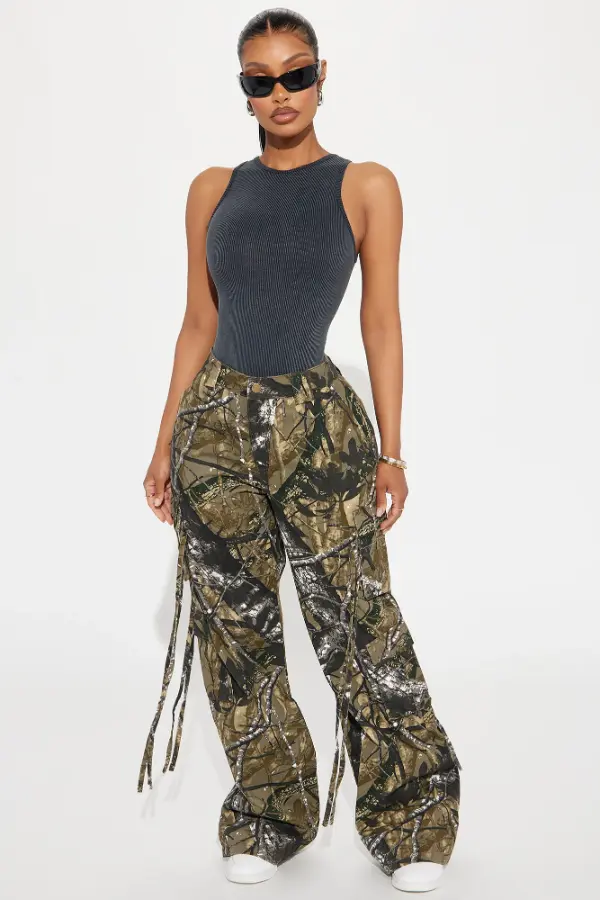 10 Camo Cargo Pants Outfits For Women That Look Cool