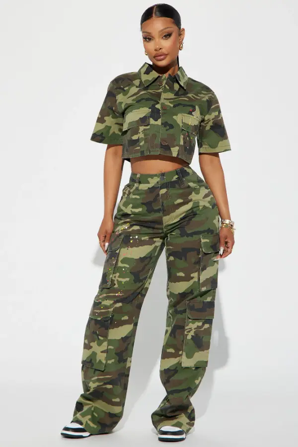 10 Camo Cargo Pants Outfits For Women That Look Cool