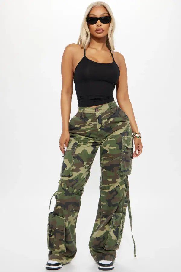 10 Camo Cargo Pants Outfits For Women That Look Cool