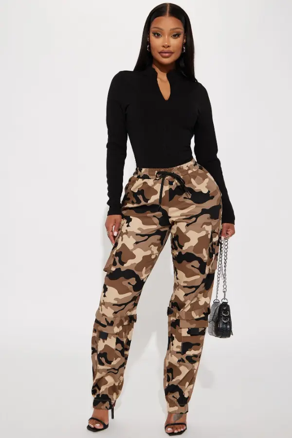 10 Camo Cargo Pants Outfits For Women That Look Cool