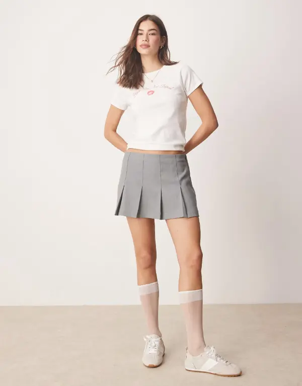 10 Cute Grey Mini Skirt Outfit Ideas