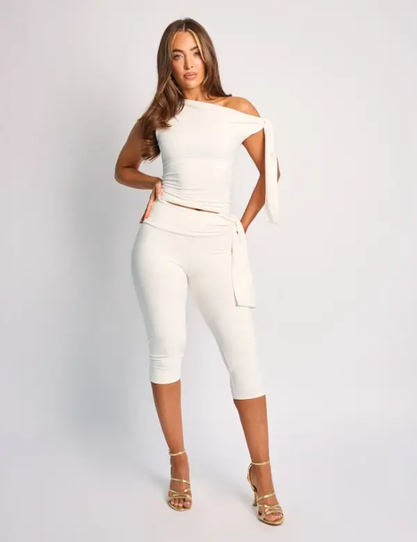 White Capri Outfits: Stylish Ways to Wear Them