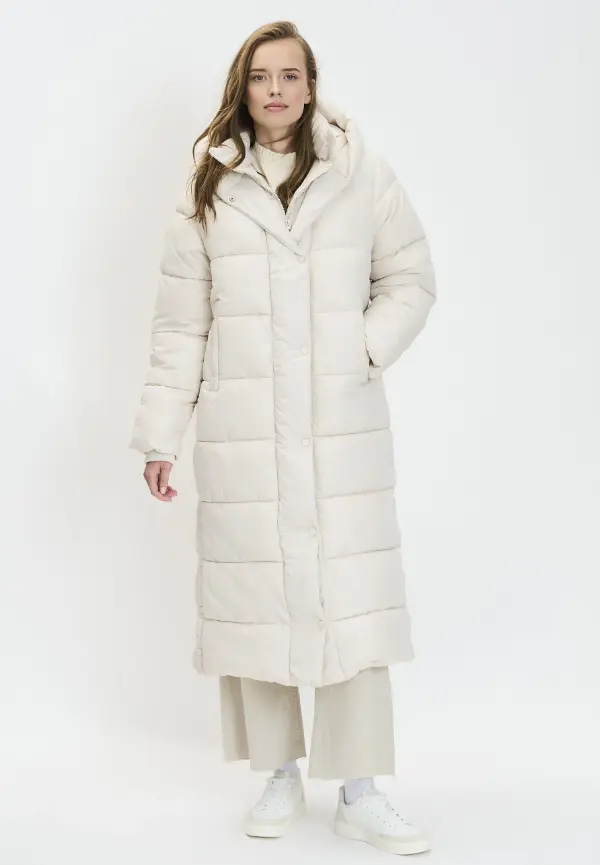 White Puffer Jacket Outfit Ideas For Women To Try This Season