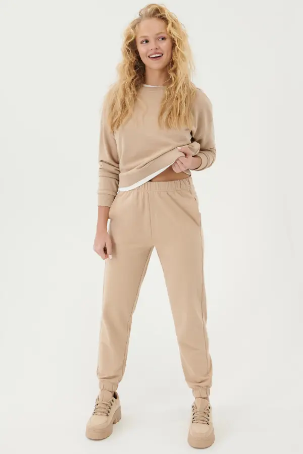 How to Style Beige Sweatpants: Seasonal and Occasion-Based Ideas